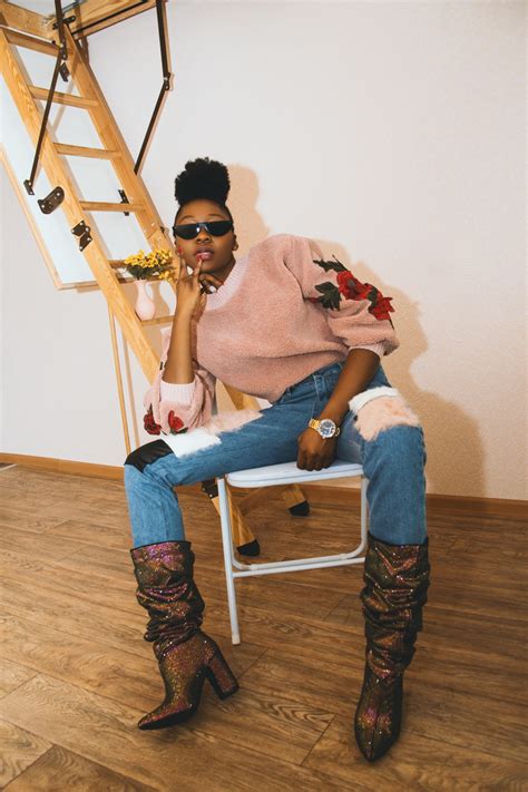 무료 이미지 매력적인 가방 아름다운 아름다움 모델 곱슬 머리 드레스 표정 패션 모델 유행의 여자 신발류 소녀 헤어 스타일 뒷굽 실내 레이디