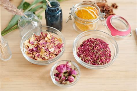 마른 장미 꽃잎과 비누 만들기 준비가 된 나무 테이블에 오렌지 조각이 있는 작은 항아리가 있는 유리 그릇 그룹 사진 Unsplash의 뮤즐리 이미지