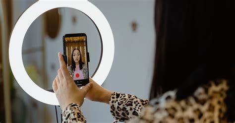 知っておきたい盛れる自撮りの仕方！今すぐ使える自撮りのコツも