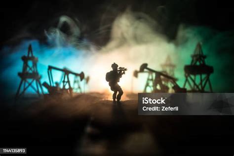 무기와 군인 또는 장교의 실루엣 총 화려한 하늘 배경 총을 들고 전쟁과 군사 개념입니다 유전에 대한 스톡 사진 및 기타 이미지