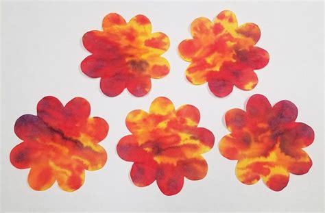 How To Make Color Diffusing Paper Flowers S S Blog Paper Projects Craft Projects Liquid