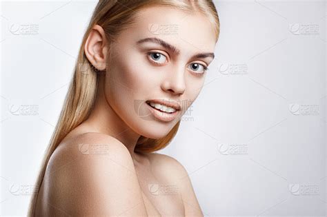 一个漂亮的蓝眼睛女孩的肖像。漂亮的妆容，光滑的头发，蓝色的眼睛，张开的手臂，完美的皮肤。