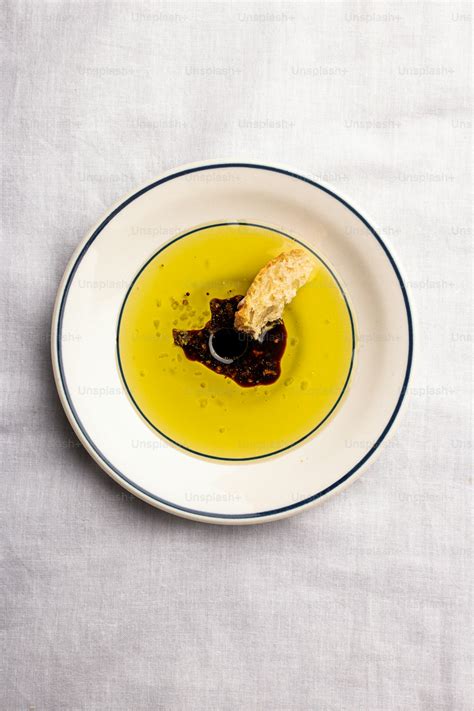 음식 한 조각을 얹은 하얀 접시 사진 Unsplash의 올리브유 이미지