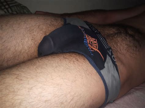 زنم پیشم خوابیده بد روش حس دارم عکس