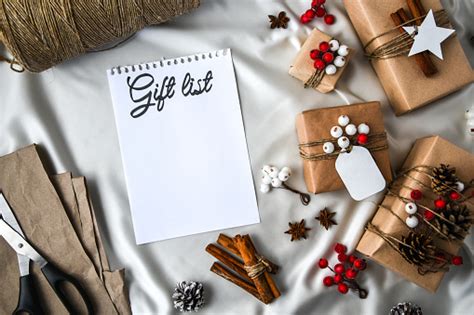 기프트 리스트 텍스트 제로 폐기물 크리스마스 텍스트와 노트북 샴페인 컬러 실크 배경에 장식 선물 공간을 복사합니다 친환경 기프트