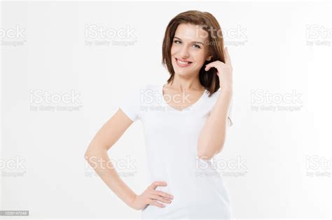 흰색 빈 티셔츠에 행복 한 젊은 여자입니다 성공 및 템플릿 티셔츠 개념입니다 흰색 배경에 격리 여름 옷과 복사 공간 T 셔츠에 대한 스톡 사진 및 기타 이미지 Istock