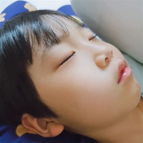 Luv Yu Woo 피곤했는지 엄마 무릎에서 잠든 우리 아들 이뿌당 이뿨😍 8살이 됐어도 늘 애기 같은 둘째 담주면유치원졸업 자는게젤이뻐 애엄마그램 아들스타