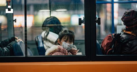 흰색 재킷에 아기를 안고 있는 분홍색 코트를 입은 여자 사진 Unsplash의 무료 경기도 이미지