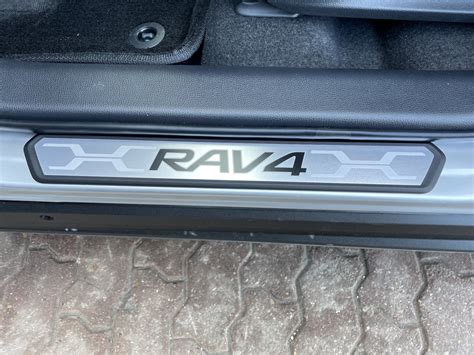 Накладки на пороги — Toyota RAV4 (5G), 2 л, 2021 года | аксессуары | DRIVE2