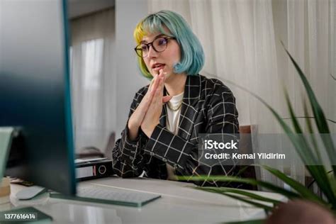 환자와 온라인 치료 세션을 갖는 심리 치료사 온라인 테라피에 대한 스톡 사진 및 기타 이미지 온라인 테라피 요법 가상