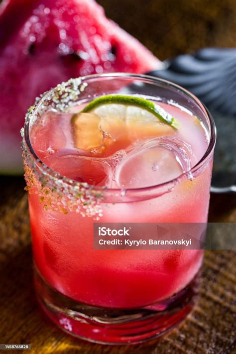 수박을 배경으로 나무 테이블 가장자리에 서있는 유리에 시럽 얼음 및 석회가 들어간 칵테일 냉동된에 대한 스톡 사진 및 기타 이미지 냉동된 빨강 칵테일 Istock