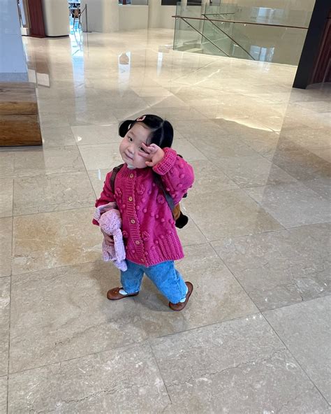 Min Ju 가연맘 제법 말동무가 되어 다양한 소통과 잔소리까지 하는 가연이를 보면 참 많이 큰것 같고 여전히 너무 작은 어린아이지만 표현을 상황에 맞게 잘하는