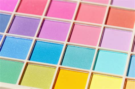 배경으로 정연한 베이지색 포장에 있는 메이크업을 위한 아름다움 제품 다색 아이섀도 동향 생생한 색깔 짜임새 눈 화장품을 위한 분말 직업적인 색깔 Pallete 선택적인 초점