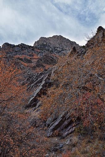 하이킹 트레일에서 슬레이트 캐년 전망은 산악 풍경을 떠난다 Y 트레일 프로보 피크 슬라이드 캐년 록 캐년 와사치 록키 산맥 유타 미국 0명에 대한 스톡 사진 및 기타 이미지