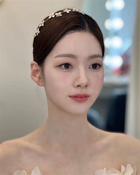 꼼나나 영주 부원장 데일리메이크업 웨딩메이크업 과즙메이크업 그윽하고 또렷한 메이크업 ️ 울 신부님은 바짝 올린 속눈썹펌이 되어있으신데 평소처럼 바짝 올린 속눈썹