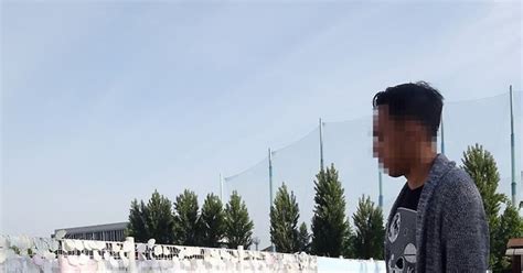 자유공원 이전한 전두환 비석 밟는 시민