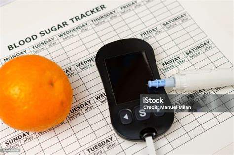 펜으로 채혈 장치로 혈당 수준을 측정하는 의료 장비 당뇨병 환자의 혈당 수치 테스트 오렌지 고혈당 수치를 낮추는 음식 0명에 대한 스톡 사진 및 기타 이미지 Istock