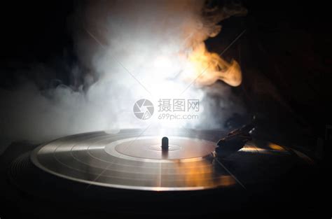 转盘黑胶唱片机唱片骑师的复古音频设备dj混合和播放音乐的声音技术黑胶唱片在燃烧的火高清图片下载 正版图片505028839 摄图网