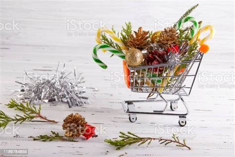 메리 크리스마스와 새해 복 설 초 개념입니다 밝은 배경에 Xmas 나무 장식과 텍스트에 대한 공간을 복사 바구니에서 배너 12월에 대한 스톡 사진 및 기타 이미지 Istock