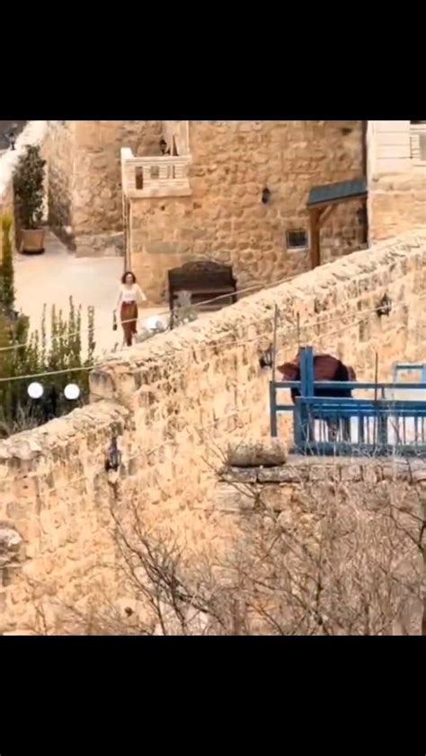 ДАЛЕЧЕН ГРАД Uzaksehir Сезен Аксу е написала специална песен наречена „de Mardin“ за новия