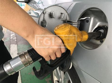 주유하고있는 손 Yanggiri 사진 자동차 승용차 주유 주유구 연료 기름 가솔린 디젤 환경 오염 배기가스 보존 교통 생활 주유소 셀프