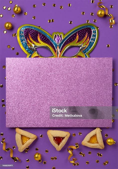 Hamantaschen 쿠키 삼각형 과자 카니발 마스크 보라색 배경에 소음기 부림절 축하 유대인 카니발 휴일 개념 0명에 대한