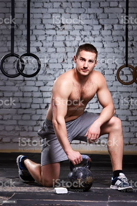 젊은 스포츠맨 체육관 체육관에서 벽돌 벽에 Kettlebell 누르고 한쪽 다리에 웅크리고 교차 훈련법에 대한 스톡 사진 및 기타 이미지 교차 훈련법 덤벨 러닝