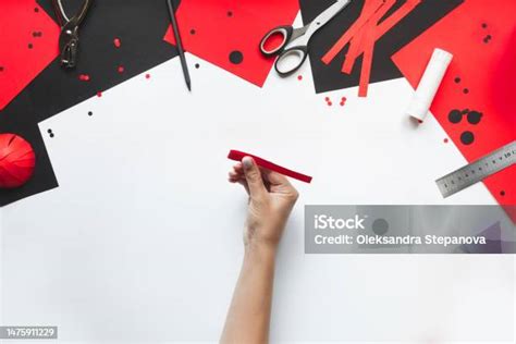 집에서 아이들과 함께 종이 빨간색과 검은 색 무당 벌레 장난감을 만드는 방법 단계별 지침 Diy 여름 프로젝트를 만드는 손 평면도 5 단계 모든 스트립을 양쪽에 2cm로