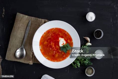 어두운 배경에 사워 크림과 흰색 콩을 가진 전통적인 우크라이나어 러시아어 보르쉬 위에서 볼 수 있습니다 붉은 야채 비트 뿌리 수프 0명에 대한 스톡 사진 및 기타 이미지