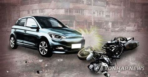 교통사고로 튕겨 나간 오토바이 운전자 보행자와 2차 충돌 3명 사상