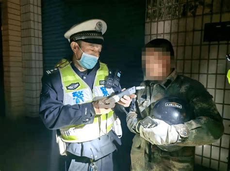 酒后无证驾驶摩托车上路，这个司机被当场查获冉某某整治进行