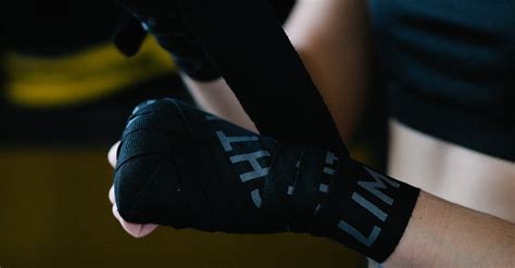 강한 결단 권투 권투 선수 근육 기술 동기 부여 맞추다 몸매가 좋은 무술 물리적 인 방법 붕대 셀렉티브 포커스 손 손목 스포츠 신체 부위