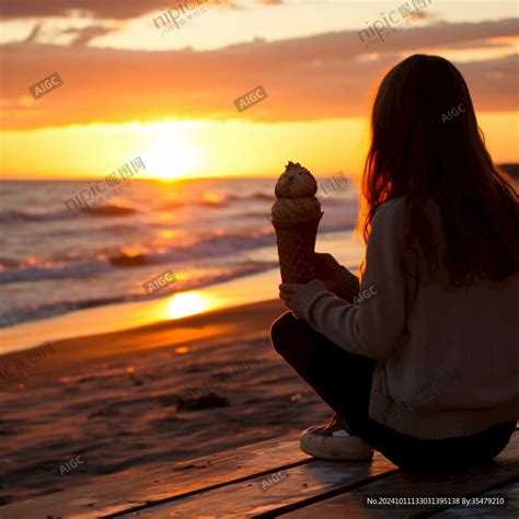 Ai创作图女孩看海上日出 坐在海边的姑娘 望海的女孩 女孩在海边看日出 海边发呆的女人 女孩坐在海边手绘 坐在海边的女子 黄昏的少女背影 看海的少女 自然风景夕阳下的女孩 夕阳下的少女 海边