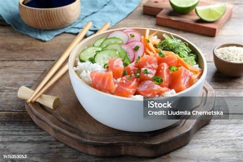 연어와 야채가 든 맛있는 찌꺼기 그릇이 나무 테이블에 제공됩니다 포케 음식에 대한 스톡 사진 및 기타 이미지 포케 음식 연어 해산물 무 Istock