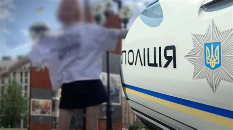 У Києві дівчина влаштувала танці під російську пісню біля меморіалу Небесної Сотні 24 Канал