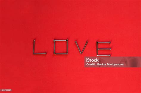 손톱으로 만든 비문 사랑 발렌타인 데이의 바닥에 대한 금속 비문 사랑의 개념 텍스트를 위한 공간 0명에 대한 스톡 사진 및 기타 이미지 Istock