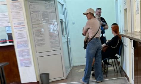 Пернишката депутатка Христина Георгиева се реди на опашка в паспортното ПАПАРАШКИ СНИМКИ