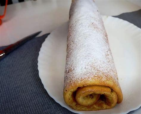 Настъргвам ябълките в тавата и заливам с тестото не само че е супер бърз но е и супер вкусен