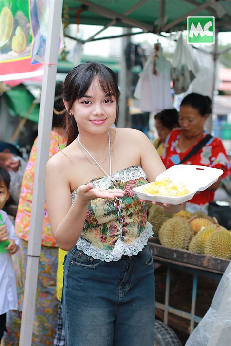 တစ်နေ့ အလုံး ၃၀၀ ရောင်းရတဲ့ ဒေါ်ပပ ဒူးရင်းသီးဆိုင်