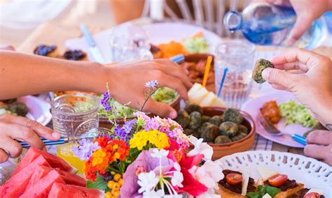 함께 음식을 공유하는 사람들의 손 건강한 식사를위한 과일과 야채의 다채로운 혼합 나무 테이블 건강한 생활방식에 대한 스톡 사진 및 기타 이미지 Istock