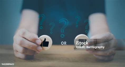 고객 만족도 피드백 좋아요 또는 싫어함 기호를 엄지 손가락으로 선택하고 엄지 손가락으로 선택하십시오 좋은 긍정적이고 나쁜 부정적인 선택 선택 아이콘 제스처 예 또는 아니오