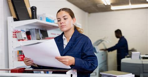 인쇄소에서 인쇄 품질을 확인하는 세심한 여성의 초상화 사진 Unsplash의 성인 이미지
