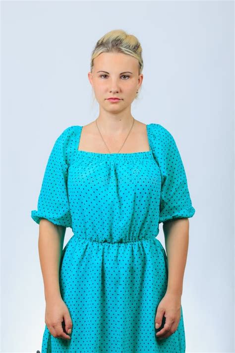 Молодая серьезная белокурая девушка стоит прямо Стоковое Фото изображение насчитывающей