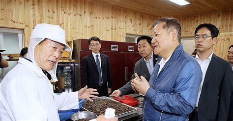 동백기름 착유 제조과정 살펴보는 이상민 장관