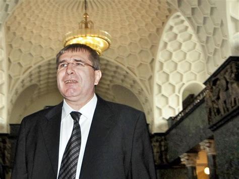 Отложиха делото на Ковачки глобиха шефа на НАП