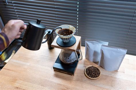 손 드립 커피 바리스타 는 커피 숍 개념을 양조의 모형 빈 패키지 커피 대체 방법으로 드립 커피를 만드는 가루로 빻은에 대한