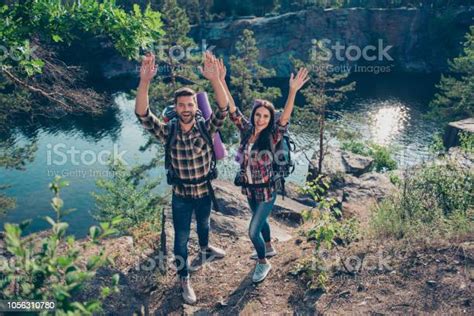 전신 길이 크기 높은 각도 보기 좋은 멋진 남자와 캐주얼 체크 무늬 셔츠와 청바지를 입고 귀여운 여자의 위에 최고입니다 물 손을 키우는 근처 나무에서 자유 시간을 보내고 2