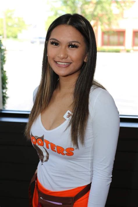 Pin By 𝐋𝐢𝐚 🥥♡︎ On 𝑃𝑟𝑒𝑡𝑡𝑦 𝑇ℎ𝑖𝑛𝑔𝑠 💕 Hooters Girls Curvy Girl Outfits