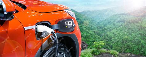 전원 케이블 공급 장치가 있는 전원 콘센트에 전원 코드가 연결된 Ev 자동차 또는 전기 자동차 프리미엄 사진