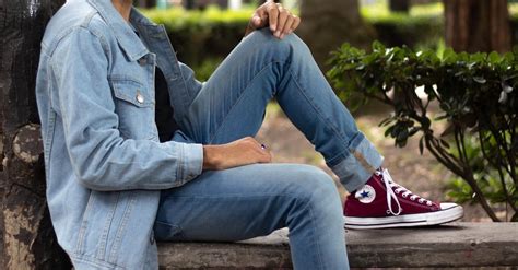 공원 기댄 나무 줄기 남자 목조 벤치 사람 선글라스 수직 쐈어 안경 앉아 있는 청바지 청자켓 패션에 관한 무료 스톡 사진